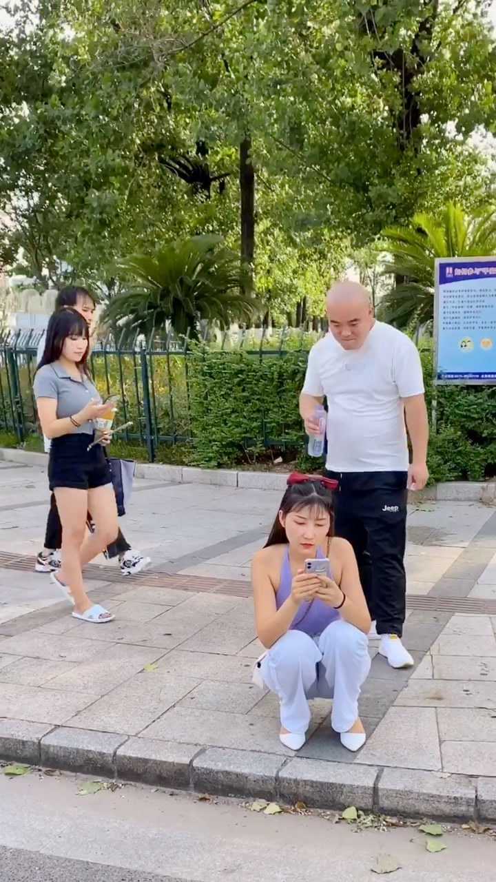 美女在大街上竟然随地大小便!!腾讯视频