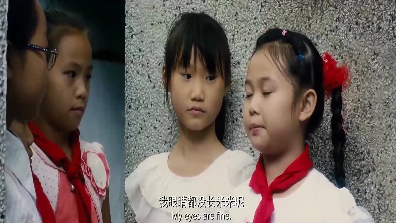 小女孩们看见男孩子们撒尿,她们的反应太可爱了,好羞羞!