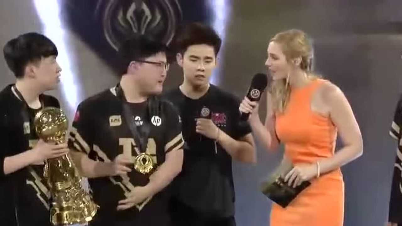 MSI季中赛，RNG夺冠！UZI接受采访，全场高呼：乌兹！乌兹！_腾讯视频