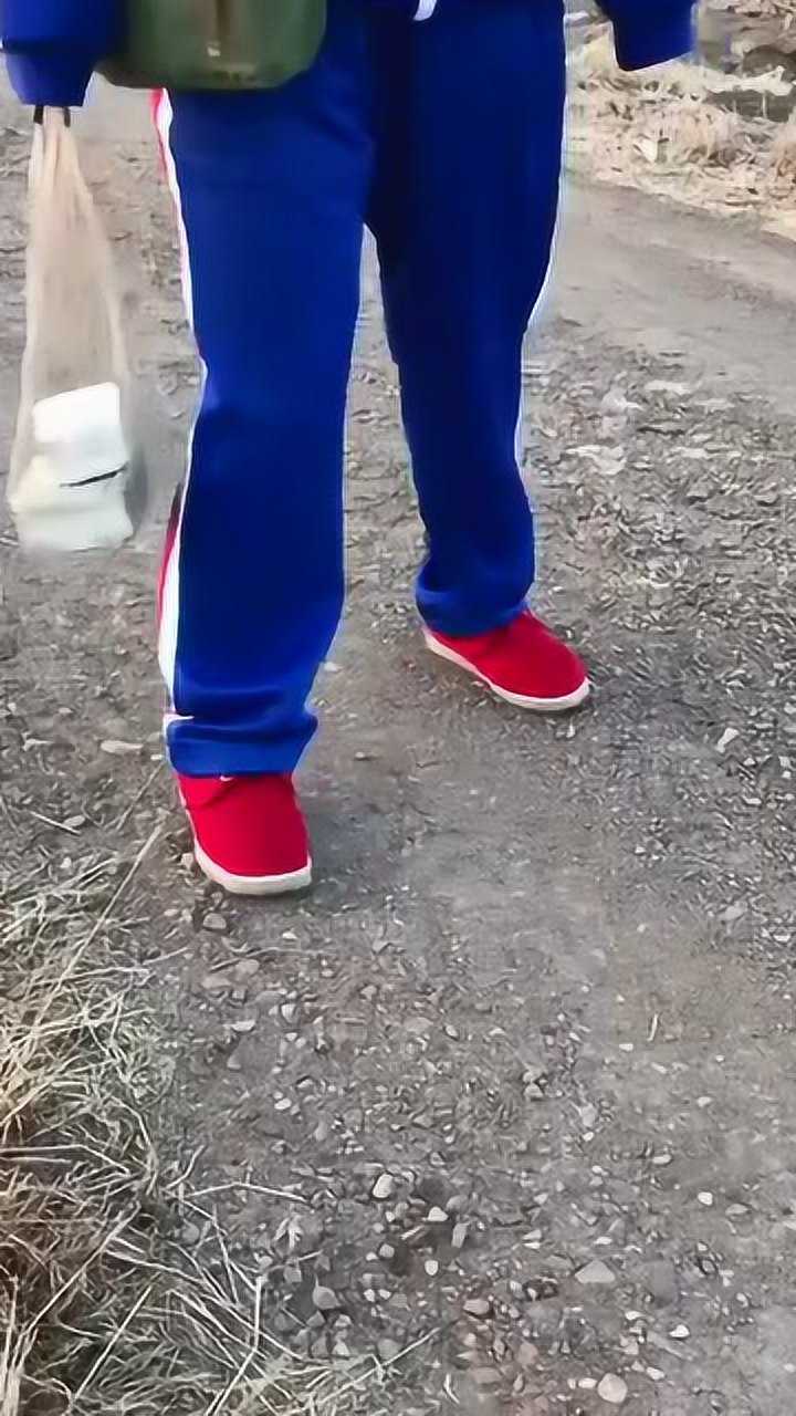 小时候尿过裤子吗这样的校服你感到熟悉吗满满的回忆腾讯视频