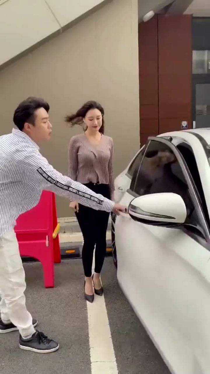 美女肚子不舒服,在车里连续放屁,男神上车后尴尬了!