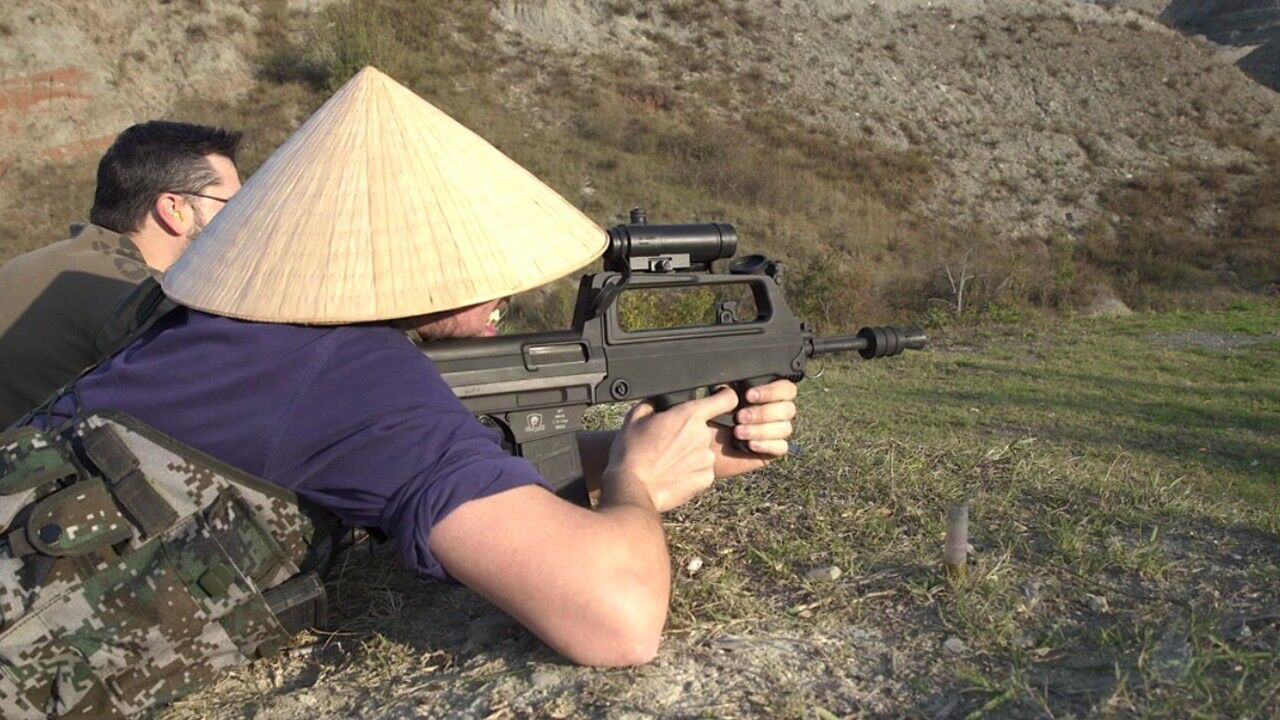 老外手里的QBZ95式自动步枪，户外射击实测，感觉他们用的很别扭_腾讯视频