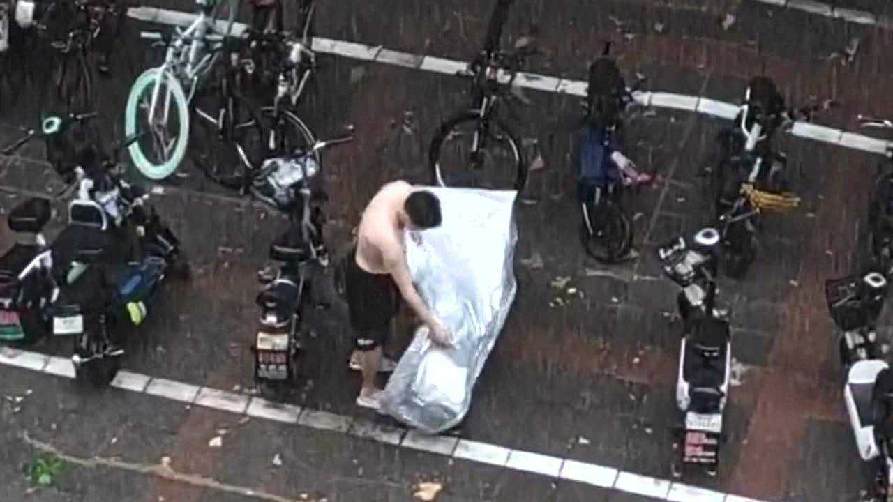 小伙舍不得刚买的电动车淋雨,宁可自己淋的全身湿透,也不想让电动车淋湿!腾讯视频