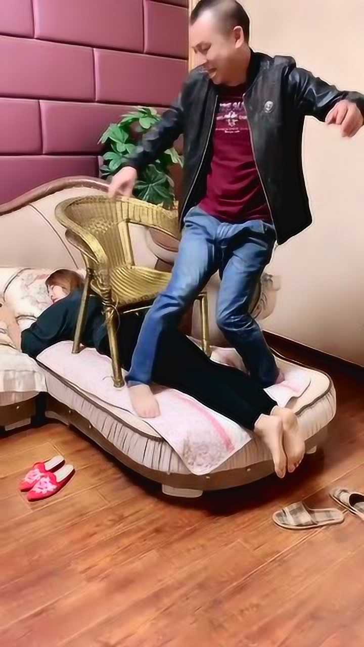 大哥坐在美女的背上,然后抓起了她的脚,居然挠起了她的脚心!腾讯视频