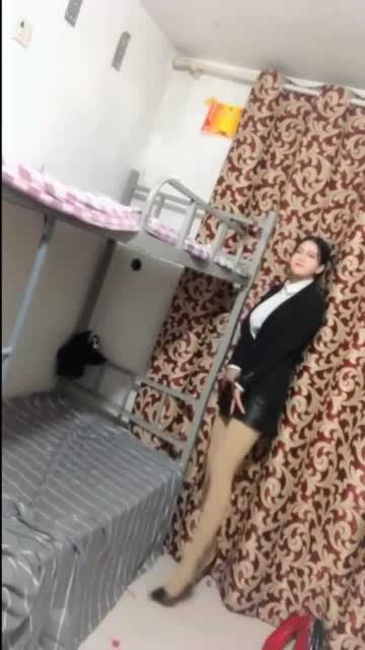 学校新调来的英语老师,职业装肉色丝袜搭配高跟鞋,喜欢上她的课腾讯视频