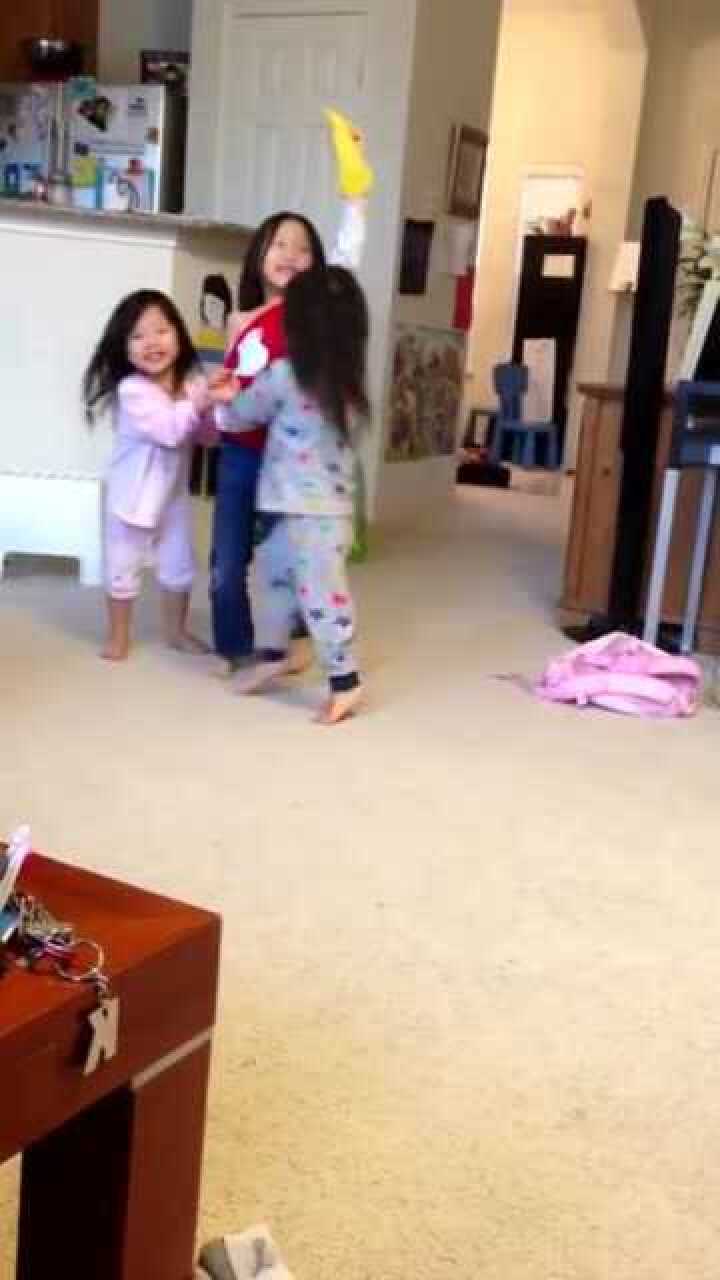 姐姐和双胞胎妹妹争抢玩具，三个孩子简直是闹翻了腾讯视频
