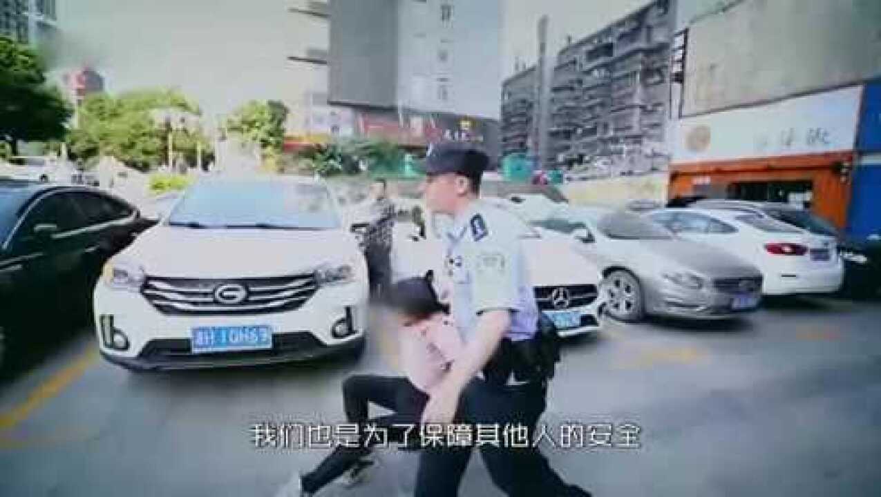 美女在公共场合脱衣脱裤，民警询问情况，有 意外”收获。腾讯视频