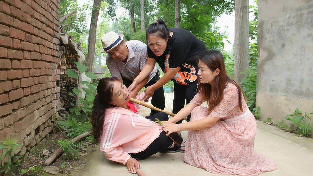 喜剧:大妈让老公女儿下地干活,没想却被仨懒货气晕了,结局爆笑高清1080p在线观看平台腾讯视频
