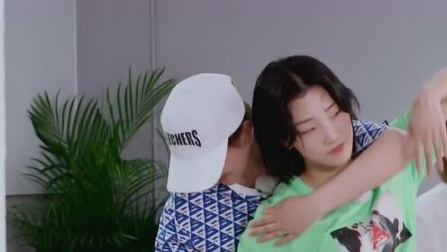 横冲直撞20岁第2季_【花絮】Yamy和Sunnee即兴斗舞，小七狂点赞_腾讯视频