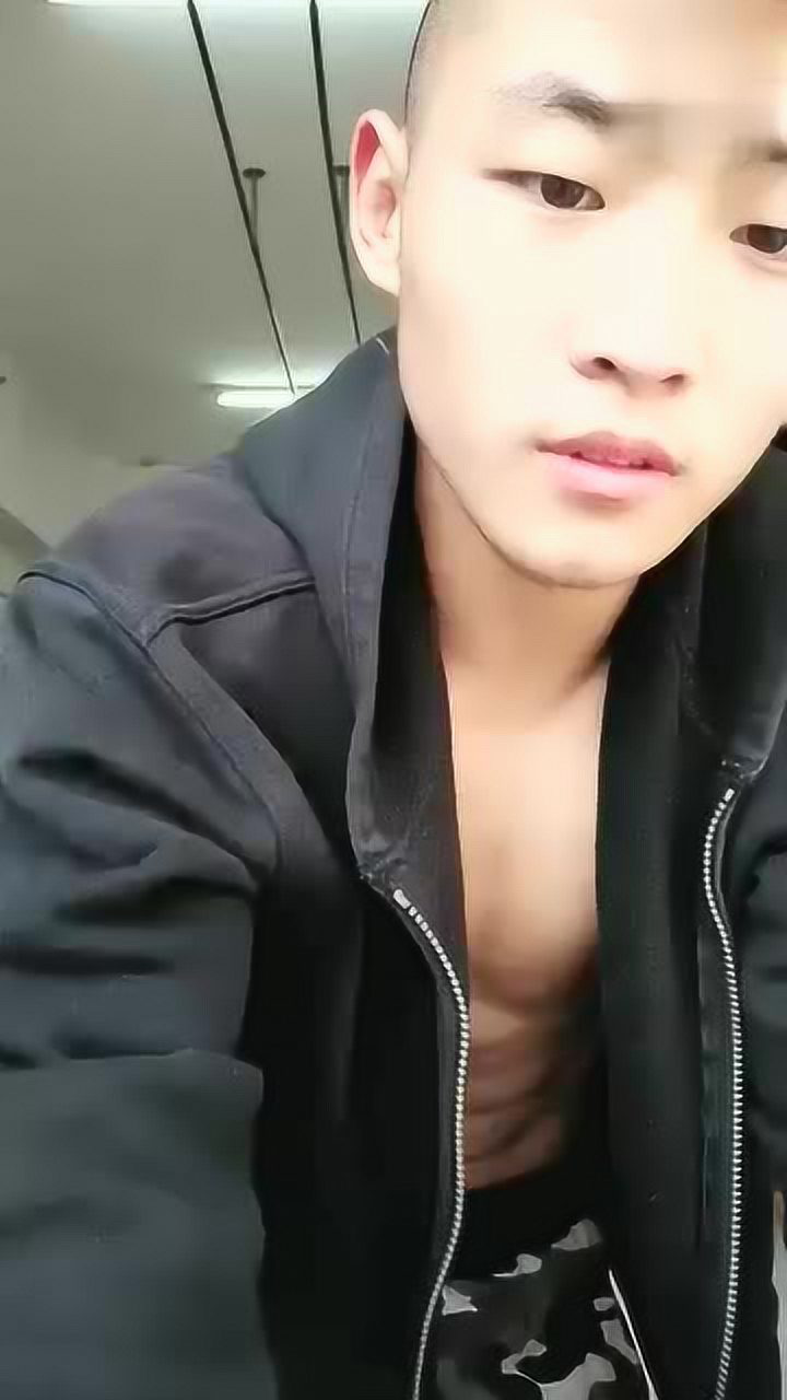 直男肌肉体育生宿舍秀腹肌,有着公狗腰的肌肉帅哥是你的菜吗高清1080p在线观看平台腾讯视频