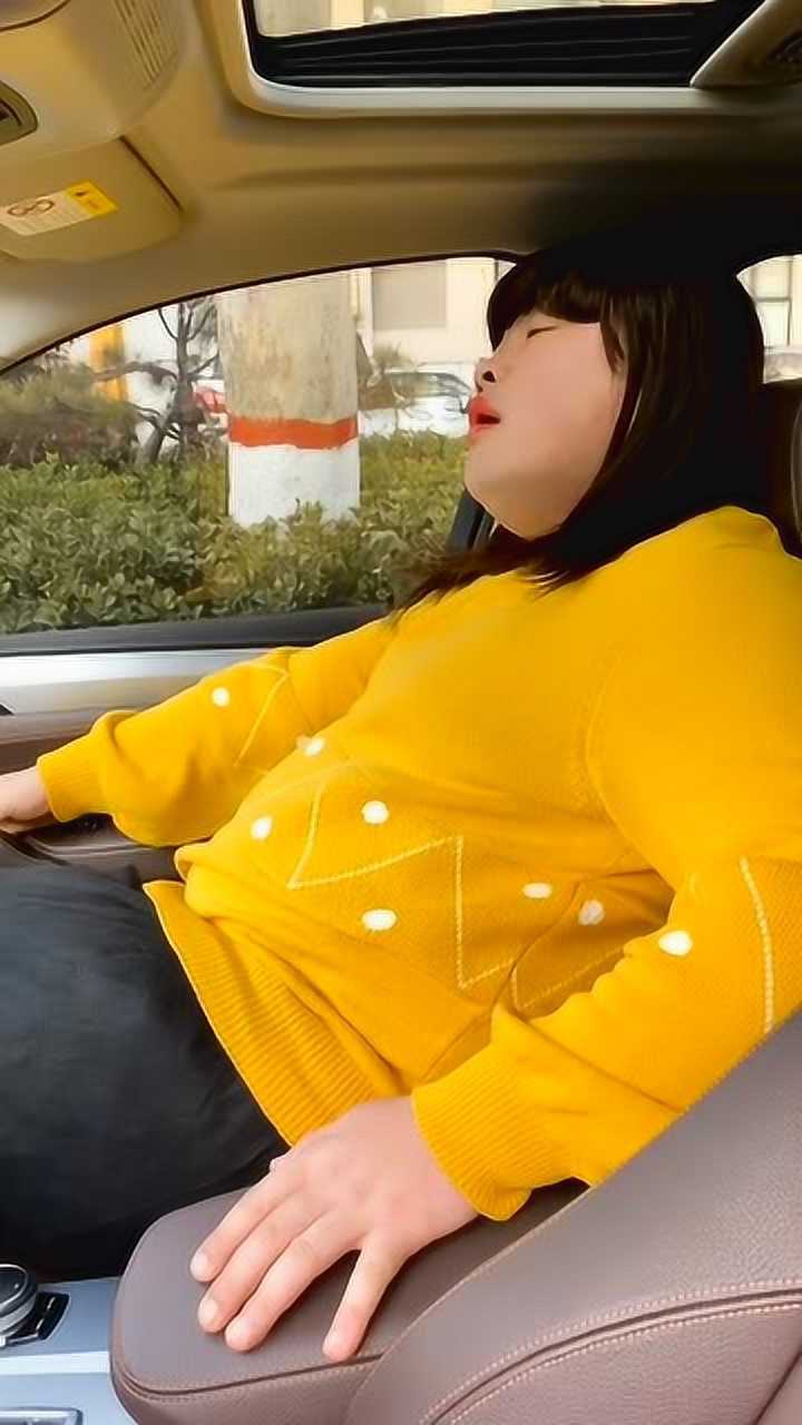 媳妇在车上放屁,险些熏死公公婆婆,场面太尴尬腾讯视频