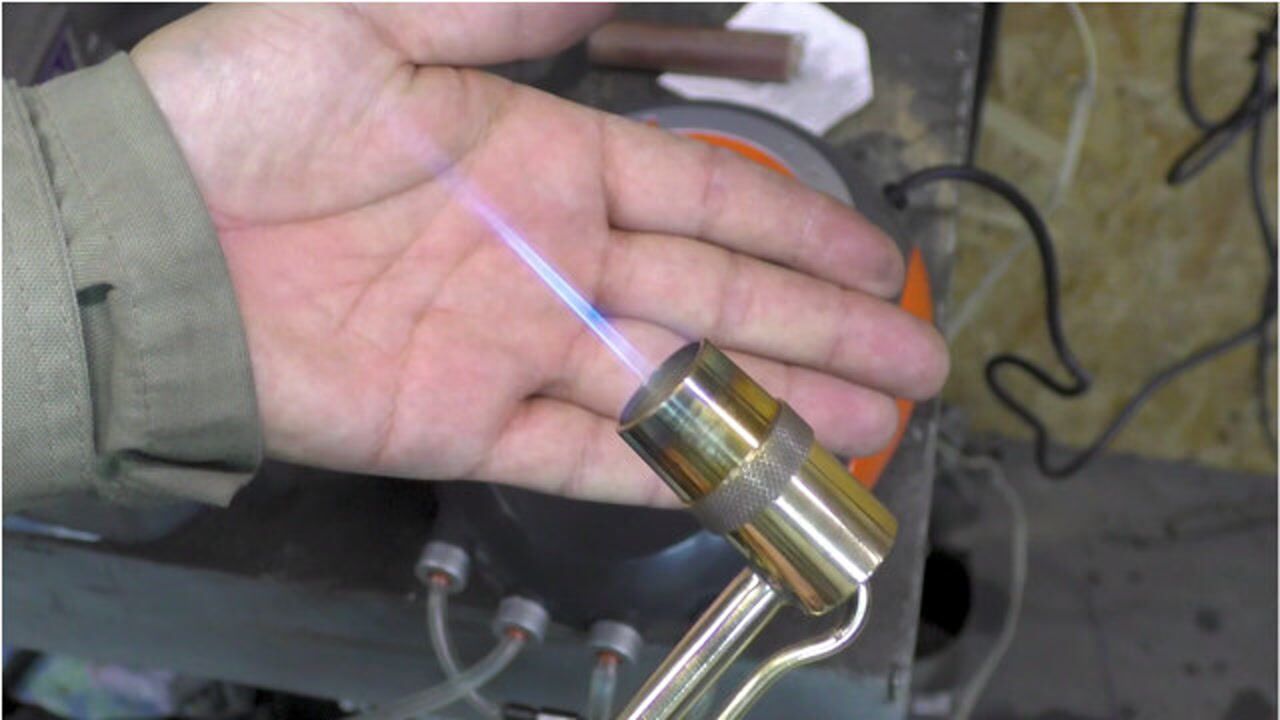 用铜棒车一把火焰喷枪，1300度高温火焰，银链子瞬间熔化_腾讯视频