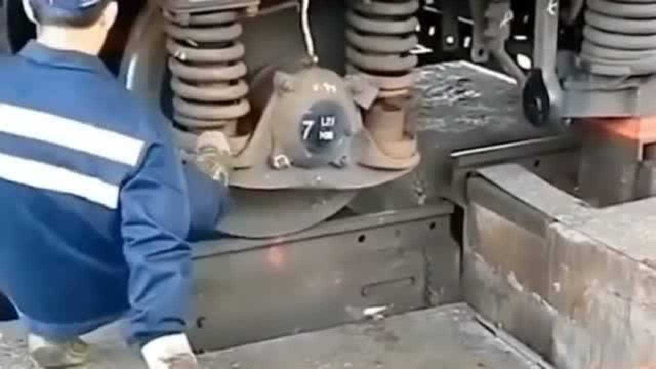 火车原来是这么更换轮对的，工人只需借助特殊的工具，就能轻松完成换装任务_高清1080P在线观看平台_腾讯视频