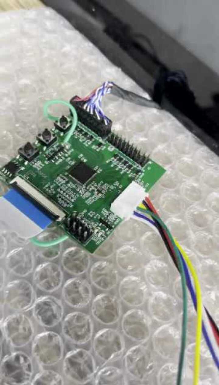 CS5211设计DP转LVDS屏转换或者DP转LVDS转接板方案，上图是CS5211设计的DP转LVDS屏转接板调试测试点屏过程 ...