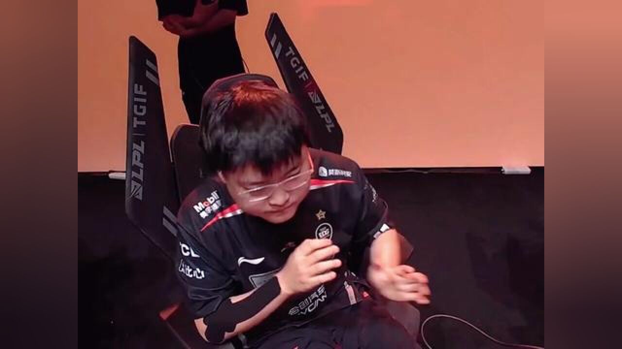 乌兹强忍泪水无缘世界赛！也许这就是所谓的遗憾吧！#Uzi无缘S13#uzi无缘世界赛_腾讯视频