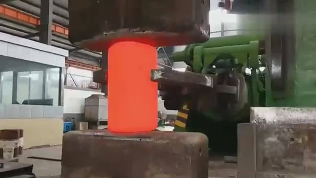 实拍万吨级锻造机，一锤子下去就是上万吨，就喜欢这样的视频_腾讯视频