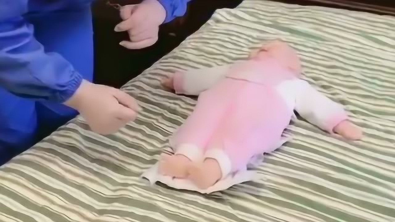 正确给宝宝换尿布的方法,很多宝妈都做错了,这下明白了吧!腾讯视频