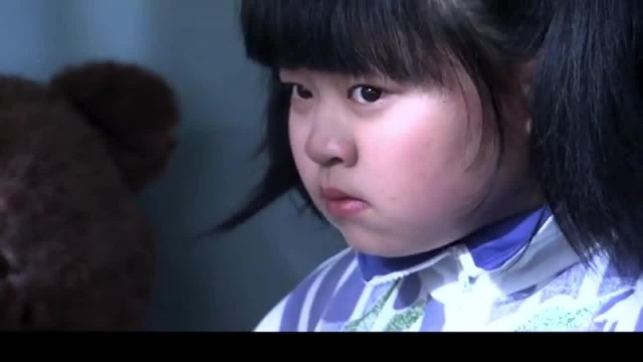 胖女孩来例假流血在床上,起床一看马上慌了,赶紧把床单藏起来腾讯视频