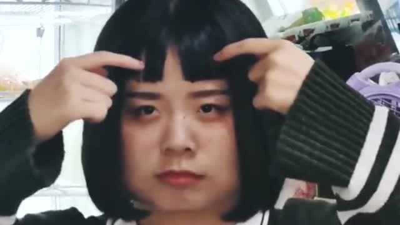 网红美女把自己的头发撩开，漏出来的脸型显得很胖，网友：辣眼睛_腾讯视频