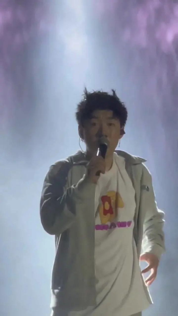 “在这么冷的天，别离我那么远，再靠近我一点”#capper新歌雪太痛了#capper雪#音乐现场_高清1080P在线观看平台_腾讯视频