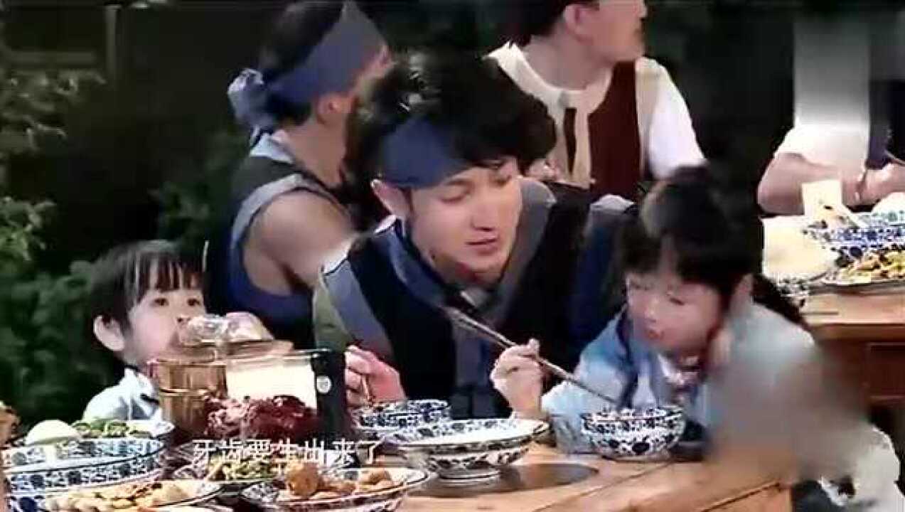 爸爸去哪儿5：neinei没门牙吃饭被吴尊笑，小泡芙吃馒头和嗯哼坐_腾讯视频