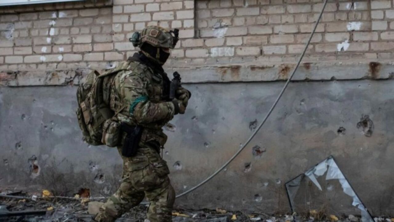 惊讶时刻：俄罗斯士兵被狙击手击中头部后幸存_腾讯视频