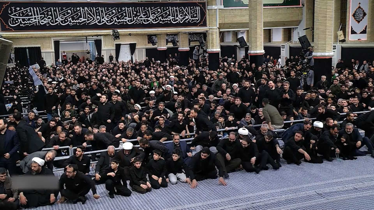 伊以冲突后哈梅内伊首次公开露面 民众齐聚广场看直播：见其出场振臂欢呼_腾讯新闻