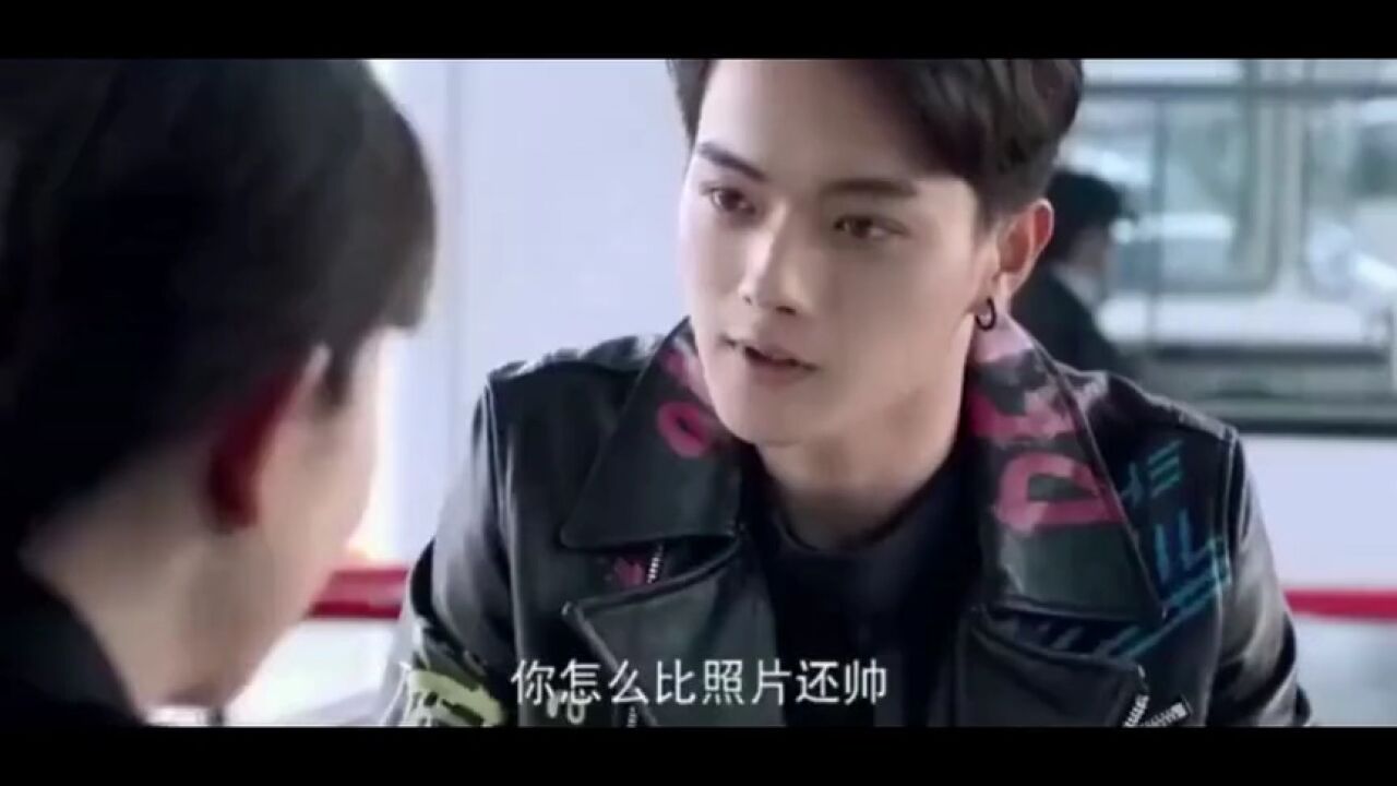 富少过收费站忘了带钱，美女这个小小的举动，立马让她动心了！_高清1080P在线观看平台_腾讯视频