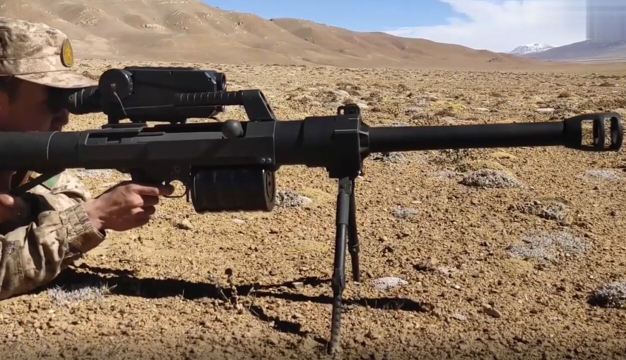 高原战士演示狙击榴惊人火力 300米开外射击靶标瞬间被打出大洞_腾讯视频