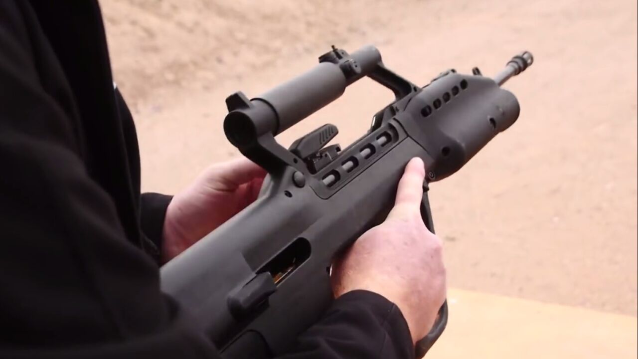 新加坡SAR-21突击步枪，极具AUG特色，低后坐力像极了“无敌100”_腾讯视频}