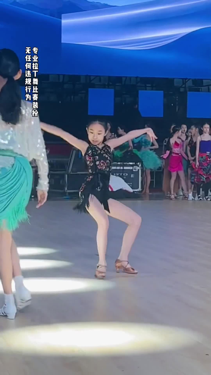 升跟第三天就上台走秀,谁知李雨乔nana杯体育舞蹈公开赛拉丁女孩每一个精彩瞬间都值得记录走秀腾讯视频