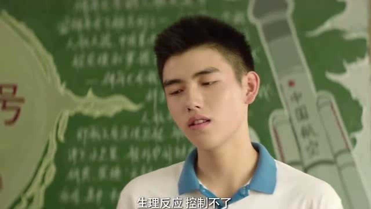 帅气男同桌被罚站，女同学趁机上前示好，结果是学霸之间的游戏腾讯视频