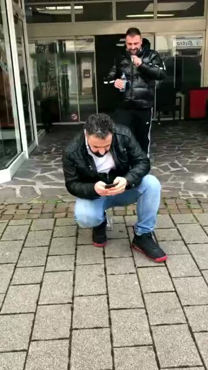 原来老外也会这一招,突然尿裤子,很尴尬高清1080p在线观看平台腾讯视频