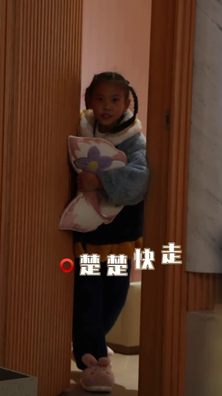 当爸爸不在家时,楚楚心心居然偷偷跑到妈妈房间,那就把夜宵和电影安排上吧高清1080p在线观看平台腾讯视频