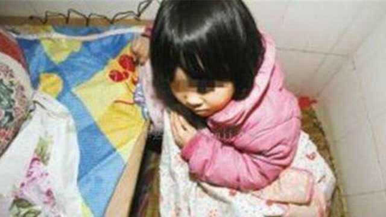 畜生!男子当众把手放进女孩裤子内,太变态了!腾讯视频