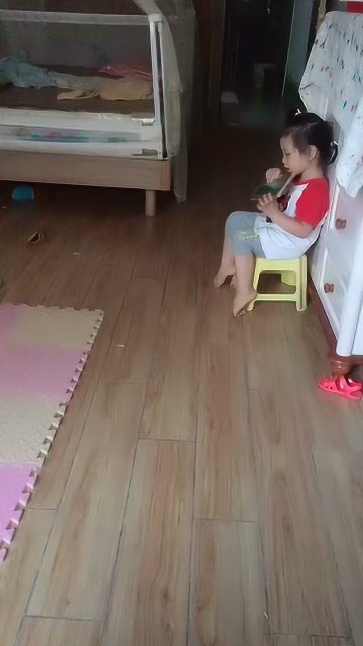 姐姐屁股对着弟弟的脸放屁,瞧瞧,这是亲姐干的事吗?腾讯视频