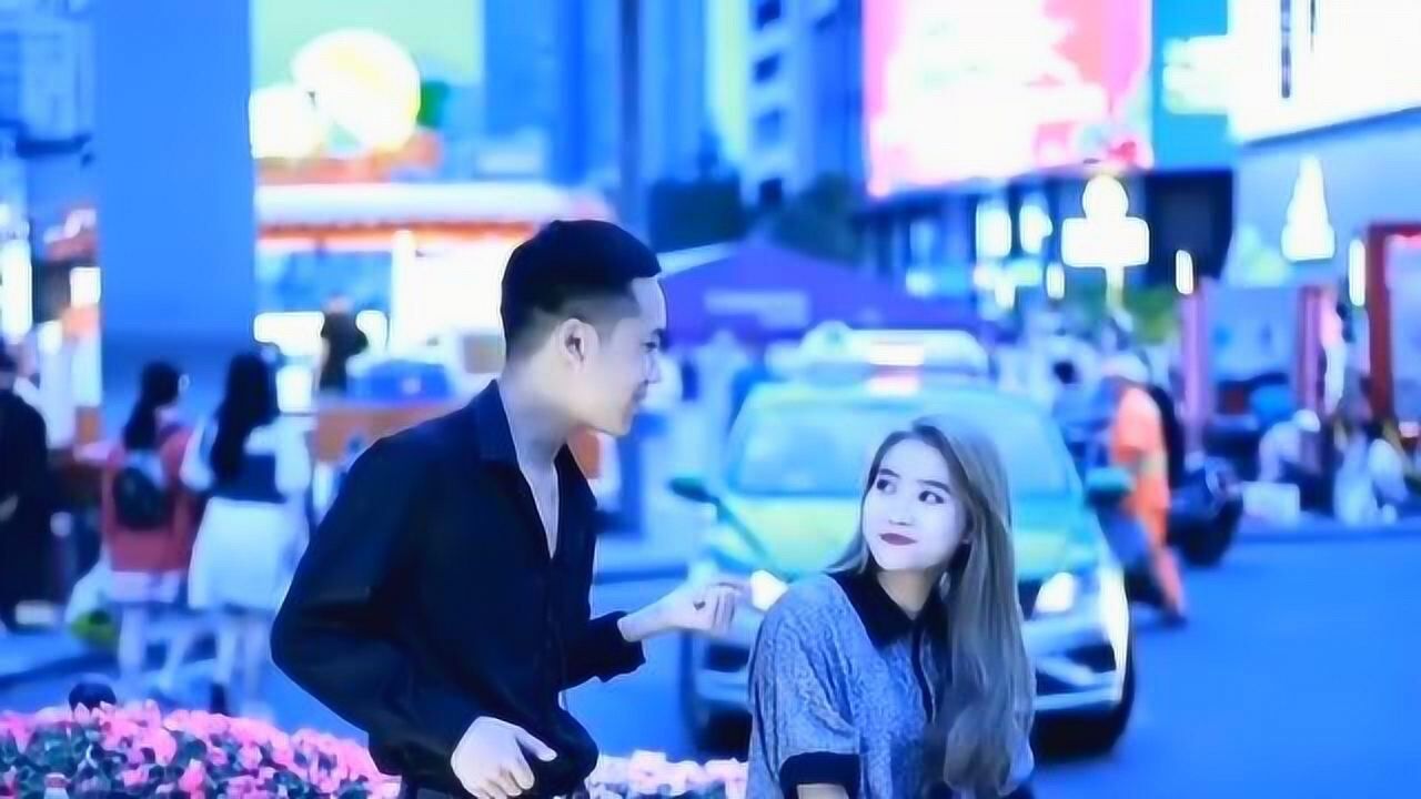 小姐姐竟然跟我走了,答应假装我的女朋友了,这一刻我太开心了!腾讯视频
