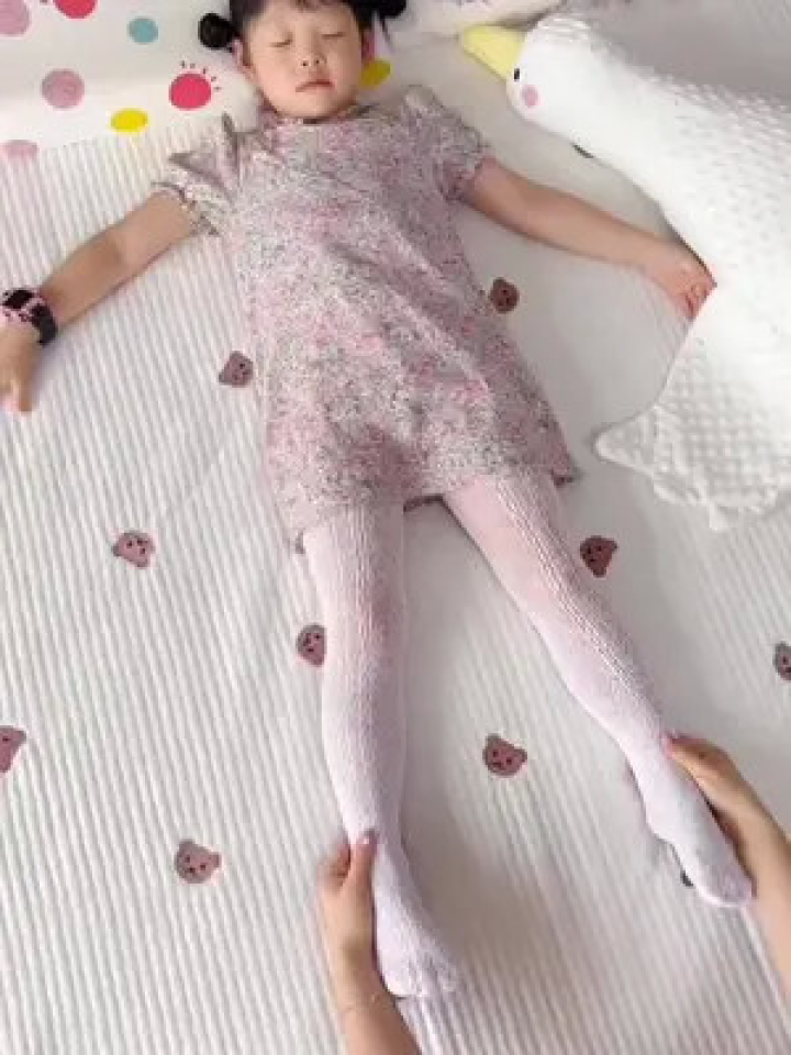 夏天到了小女生喜欢穿美美的小裙子,打底裤别忘了给她准备两条,精美镂空网眼,轻薄透气不闷汗,好看又百搭母婴好物高清1080p在线观看平台腾讯视频
