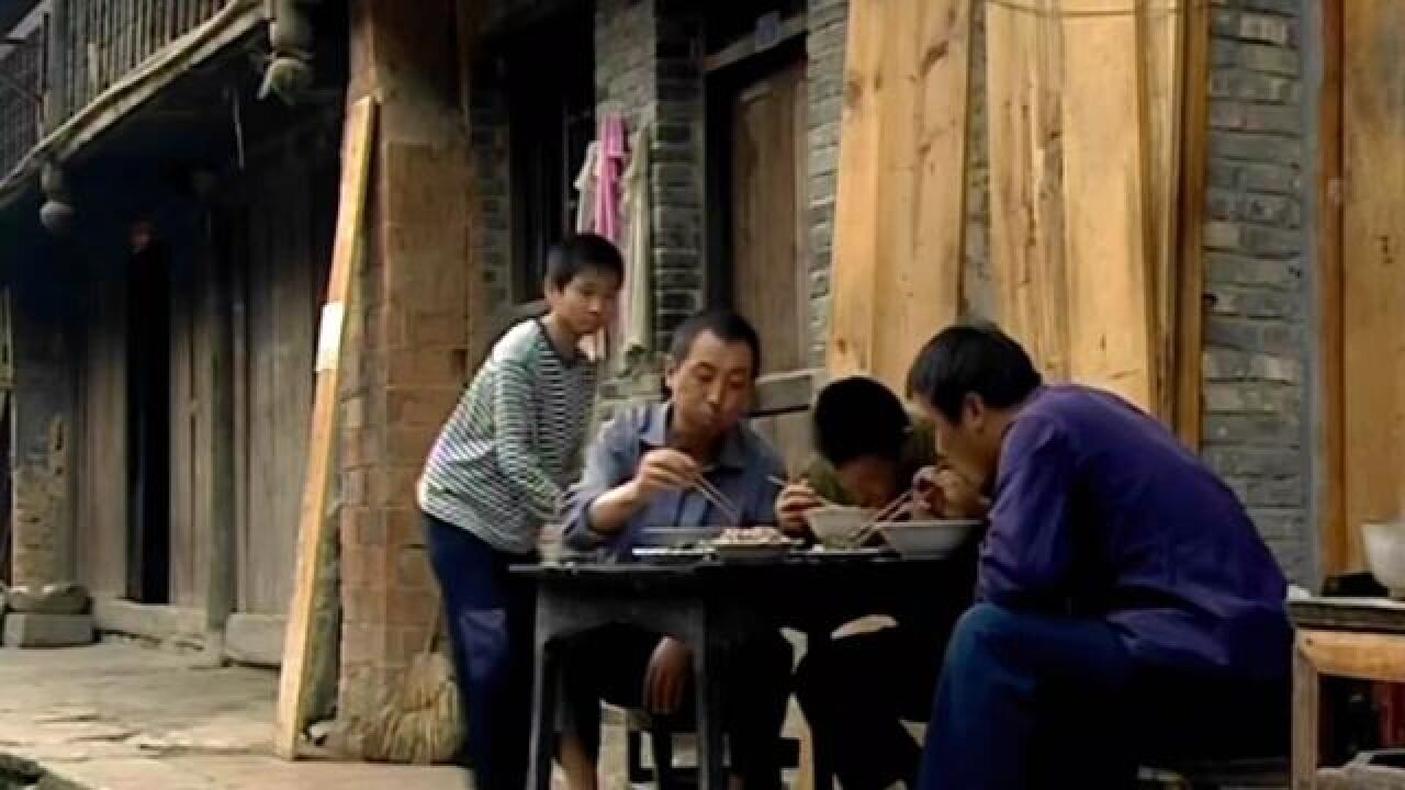 小伙好不容易考上大学,老父亲却不想供他读书,最后哥哥站出来了,感动因为一个片段看了整部剧腾讯视频