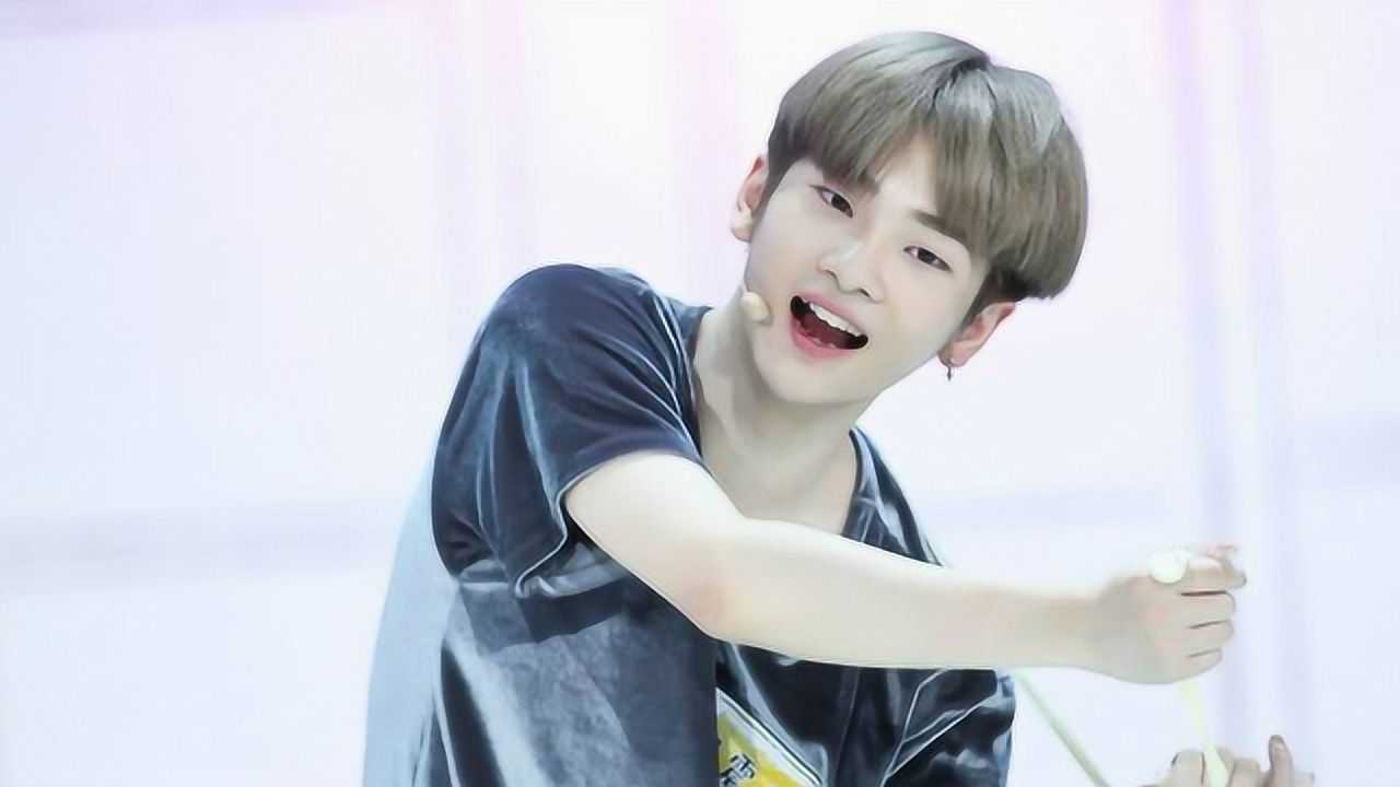 R1SE团队《谁都别吝啬》舞台首秀，台下观众欢呼不已！_综艺_高清1080P在线观看平台_腾讯视频