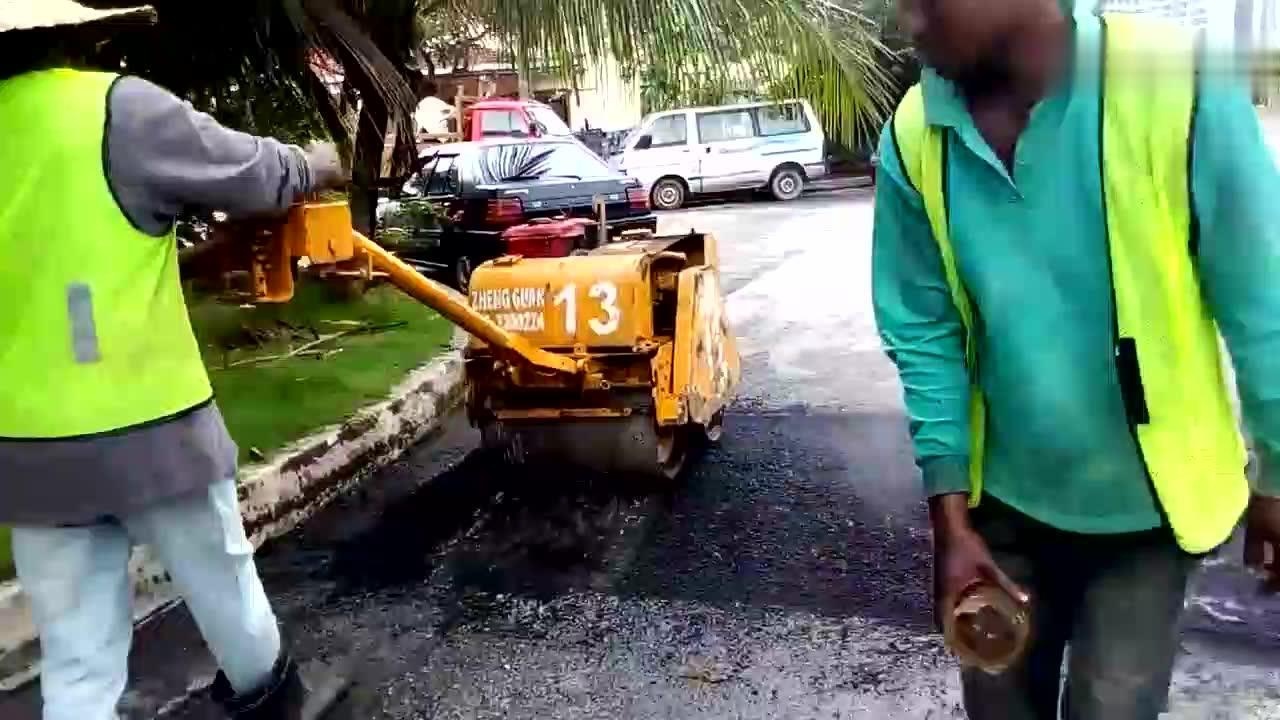 人工铺设沥青减速带，压路机好舒服，长知识_腾讯视频