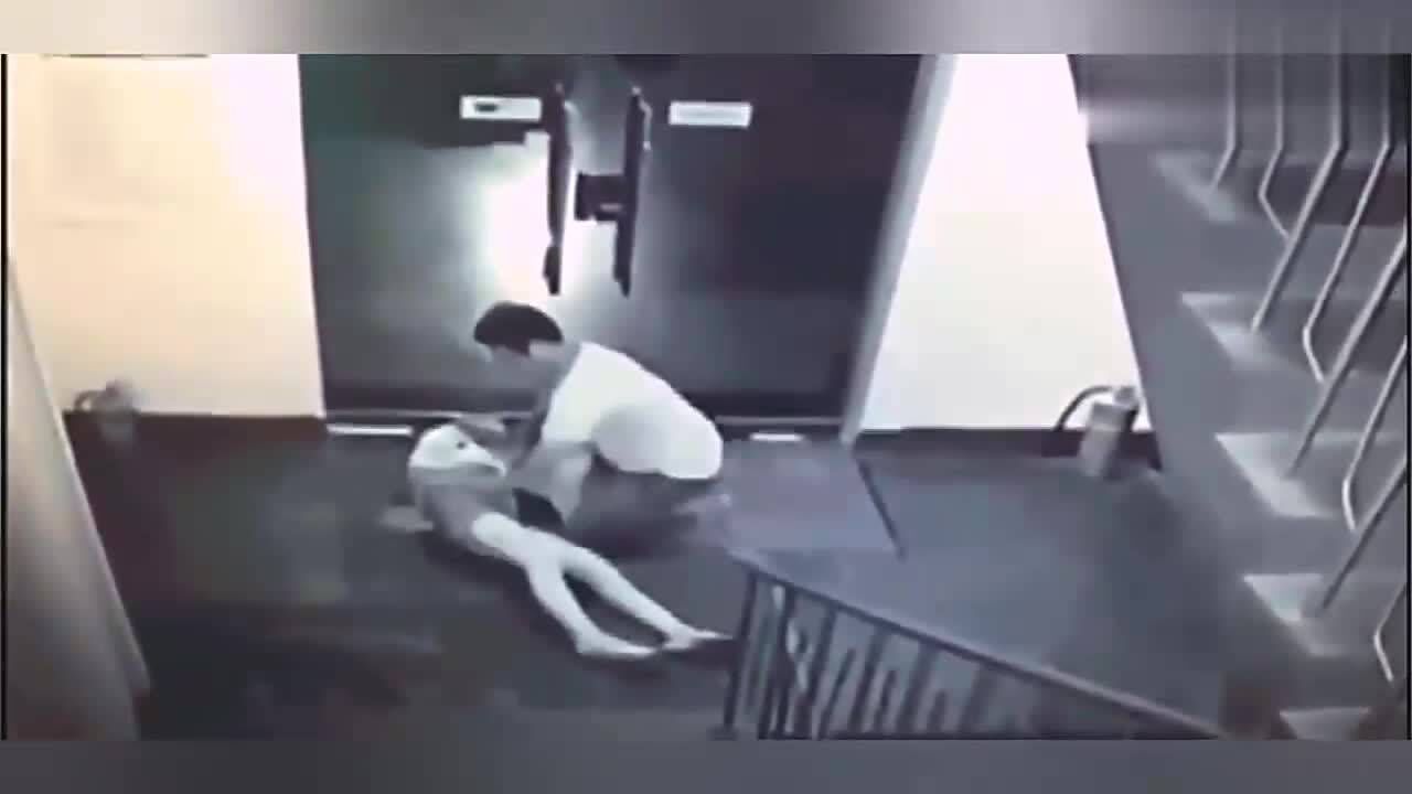 女子深夜回家在楼道里面被陌生男子跟随，监控拍到全部过程_腾讯视频