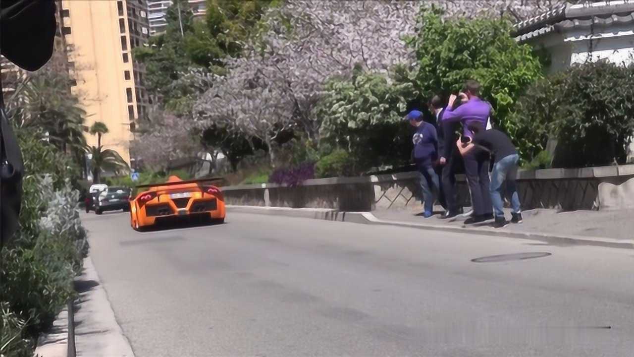 外国街道实拍，飘逸流畅的车身，城市里一道靓丽的风景！_腾讯视频