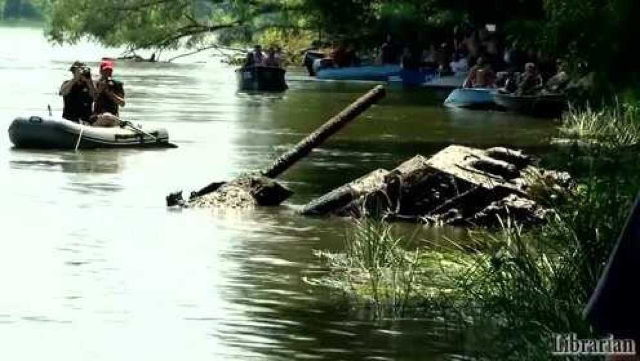 实拍：在一条河流中打捞出二战T-3476坦克，保存完整实属罕见！_腾讯视频