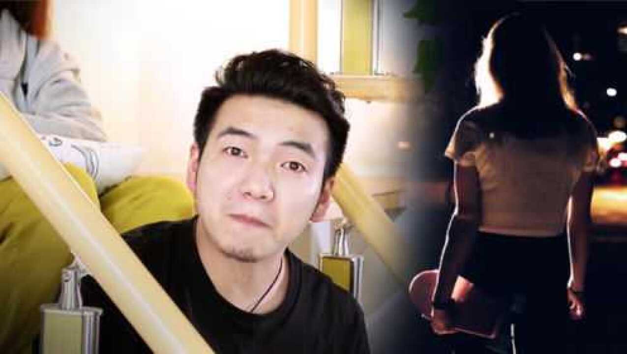 搞笑小故事：女孩在夜里玩滑板，吓着路人了！_高清1080P在线观看平台_腾讯视频