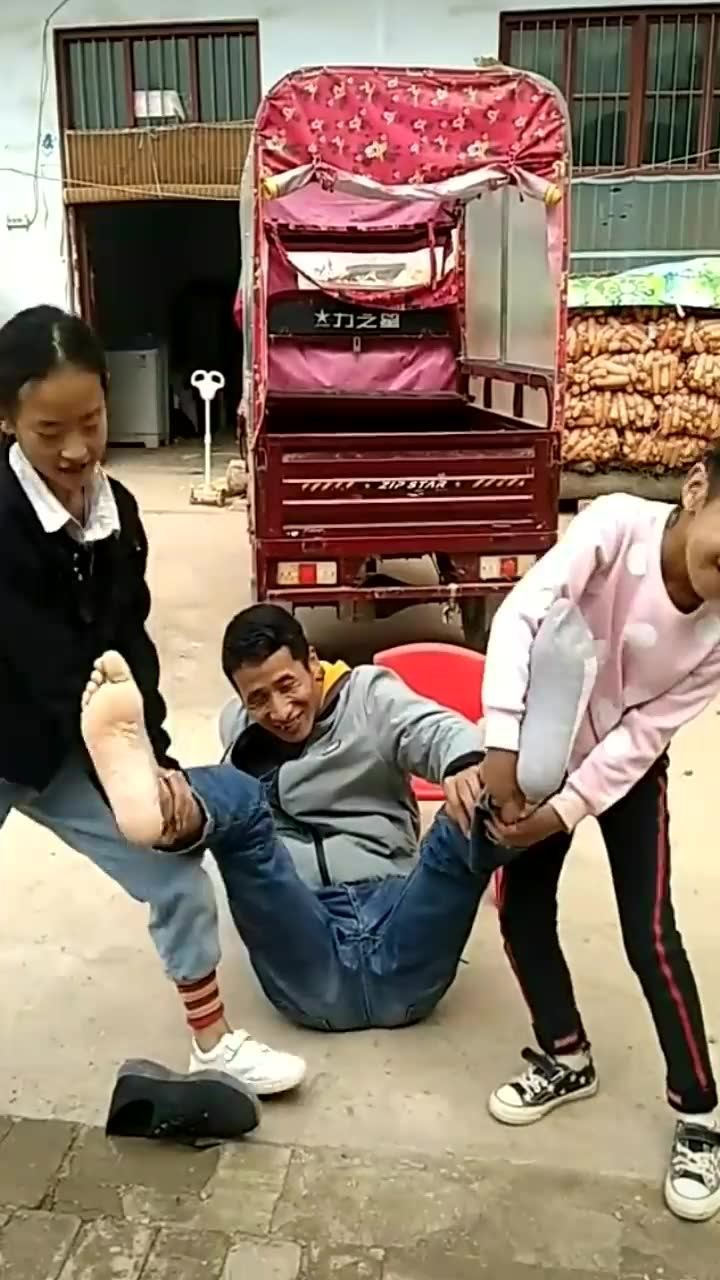 叔叔让你尝尝挠脚心的滋味,今天终于报仇了高清1080p在线观看平台腾讯视频