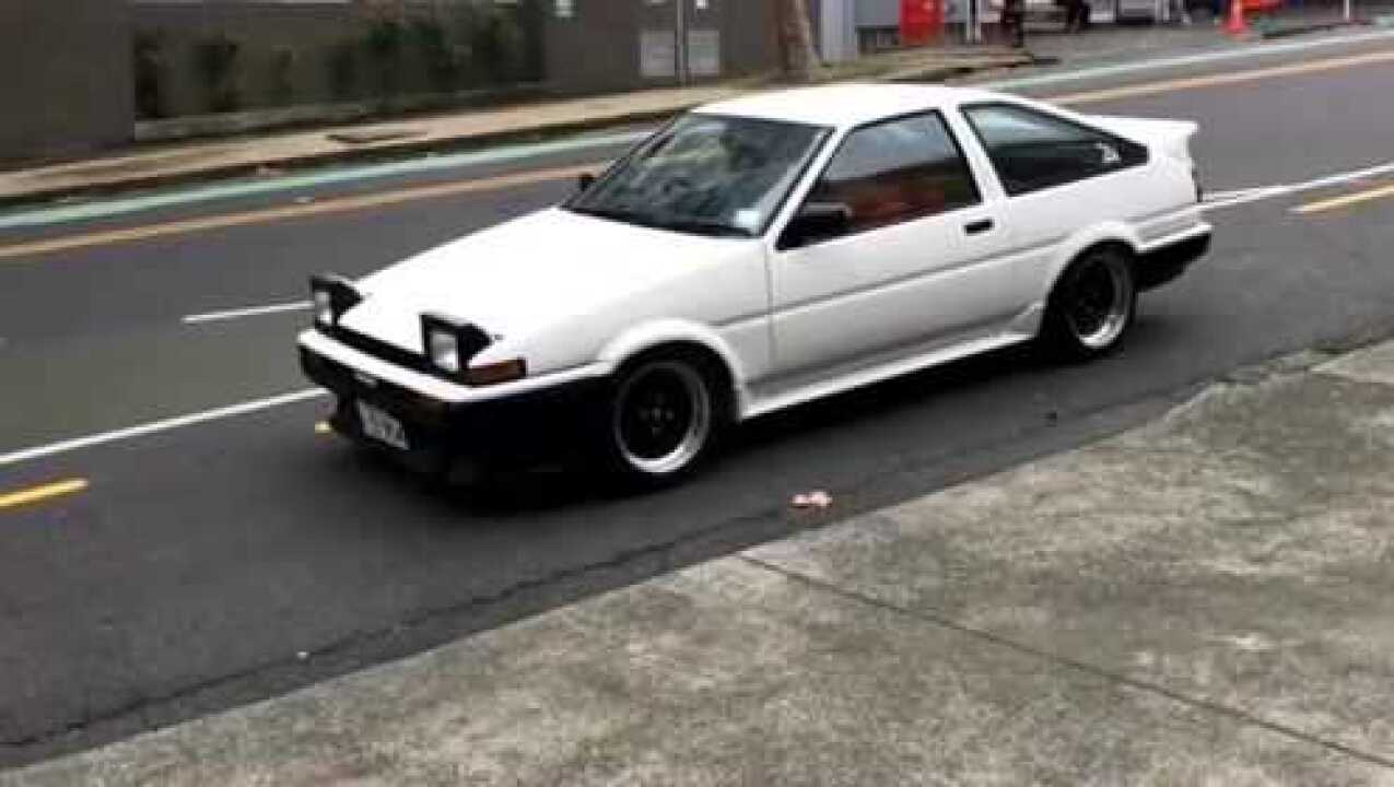 国外路上见到一辆老款AE86，竖起来的大灯很漂亮，网友直呼情怀！_高清1080P在线观看平台_腾讯视频
