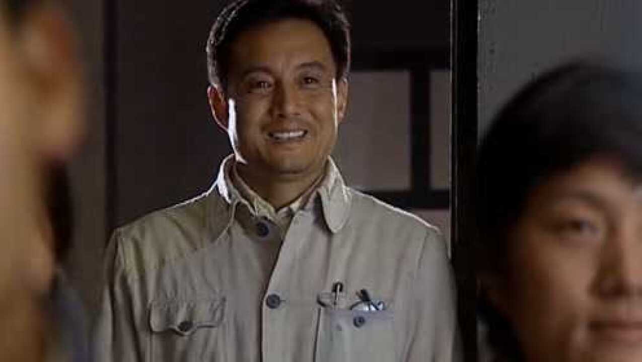 《戈壁母亲》第二十一集01：钟柳考上大学，刚刚被接回团里的程世昌闻讯去观看庆祝会，然后等在外面祝贺钟柳_高清1080P在线观看平台_腾讯视频