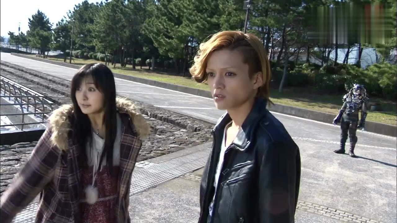 假面骑士OOO：Birth的拯救恋人之战！OOO竟然要泉比奈扶着变身！_腾讯视频