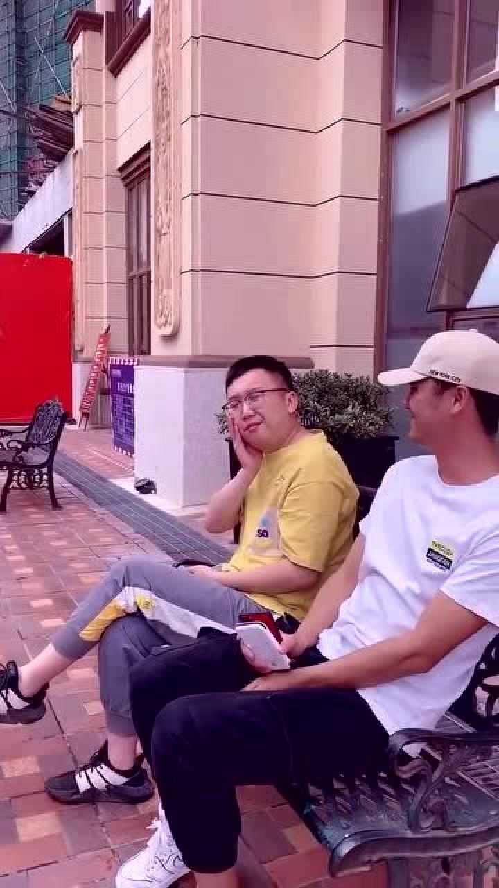 男子在街上，竟然把手伸进美女衣服内，旁边的人都看不下去了！腾讯视频